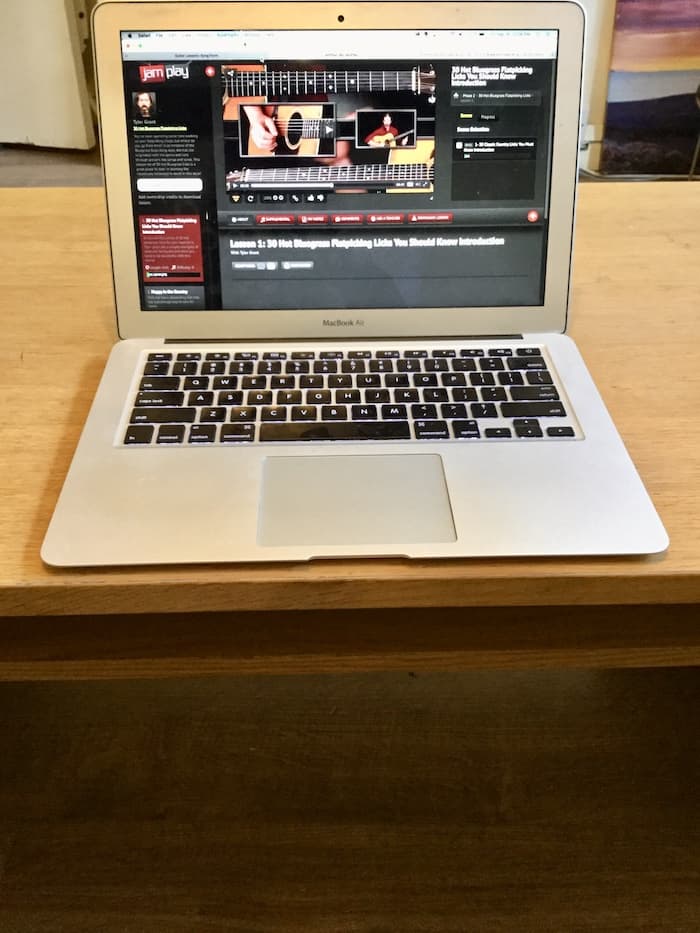 JamPlay vs. GuitarTricks – Which One Is Better? | Beginner Guitar HQ